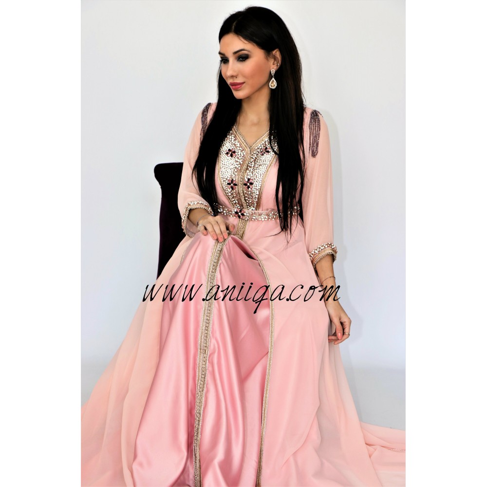 Caftan moderne rose poudré perlé a la main